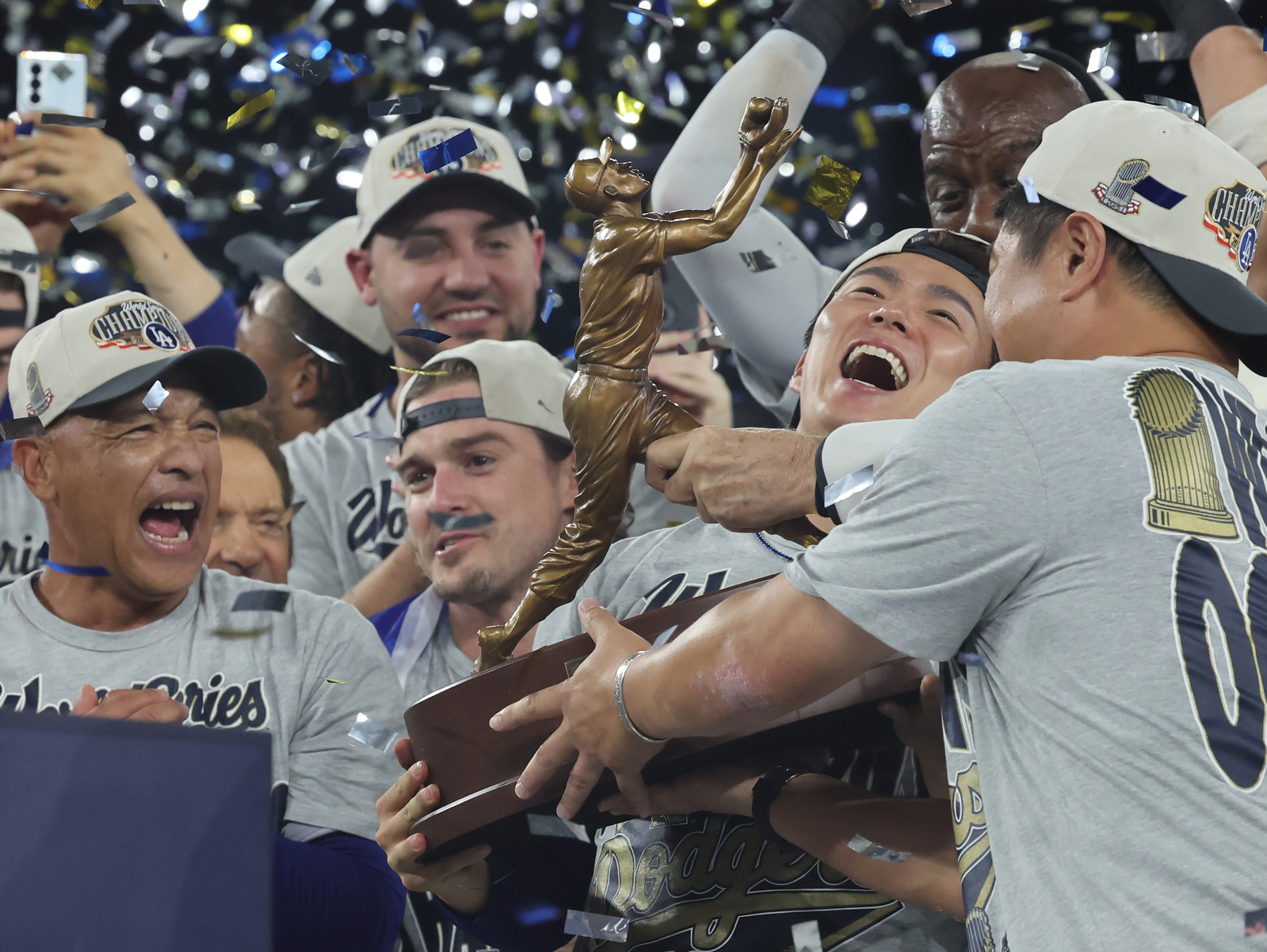 ずっしり重たい“MVPトロフィー” 力投を続けた山本由伸を選手らが支え…笑顔でなんとか頭上に掲げる（日テレNEWS NNN）｜dメニューニュース（NTTドコモ）